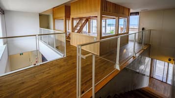 Vila básica, sacada, vista para o oceano | Cortinas blackout, camas extras/dobráveis, Wi-Fi de cortesia