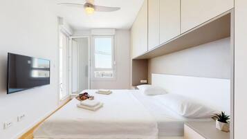 Apartamento Deluxe, varanda, vista para o mar | Cofre no quarto, quartos insonorizados, Wi-fi grátis