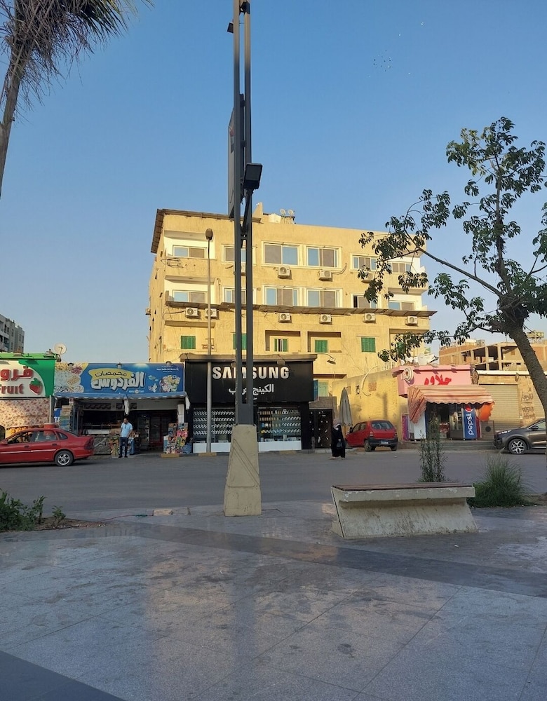 Enter Pyramids Inn - Egypt