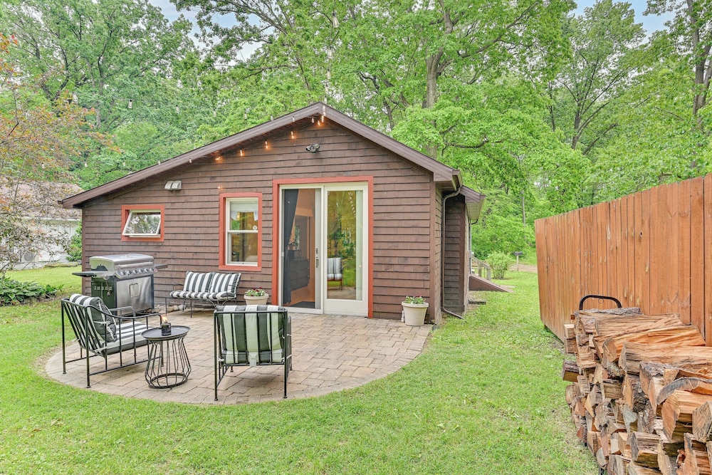 Walk To Kelsey Lake: Cassopolis Home W/ Yard! - Dowagiac, MI