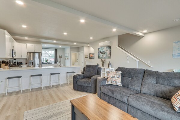 Columbia River Views: Spacious Hammond Getaway! - Astoria, OR