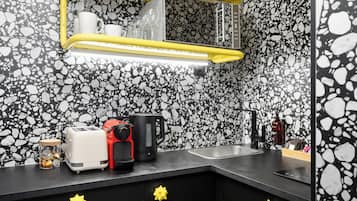 Studio 11 | Cozinha privada | Um micro-ondas, uma máquina de café expresso, uma chaleira elétrica
