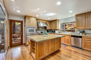 Casa, 5 quartos | Cozinha privada | Geladeira, fogão, cafeteira/chaleira, torradeira