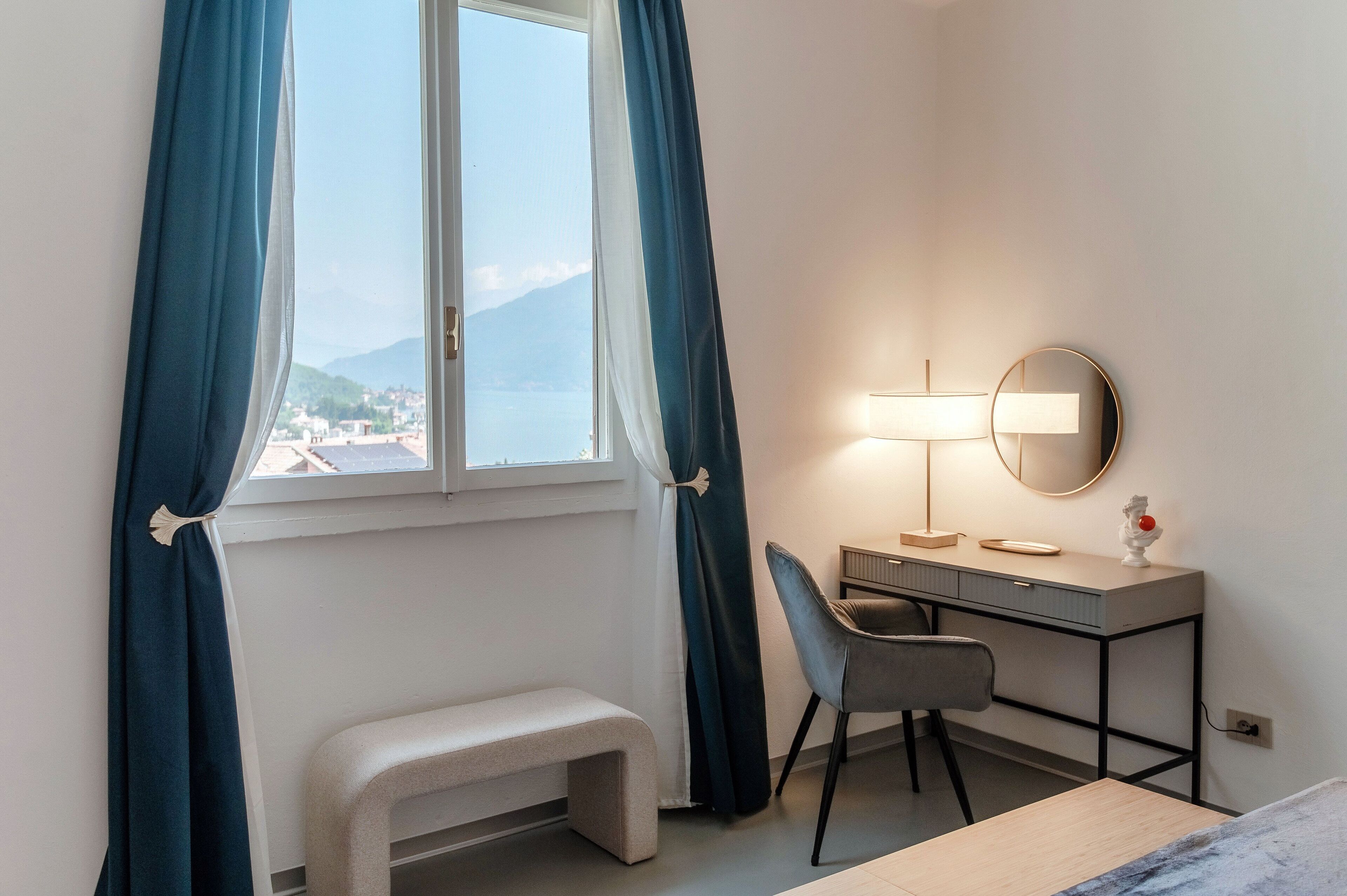 Apartamento, varanda, vista para o lago | Roupas de cama premium, edredons de pluma, ferros/tábuas de passar roupa