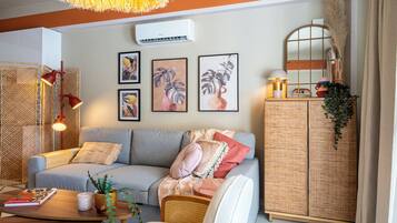 Apartamento, 1 cama de casal e sofá-cama, cozinha, Vista para a cidade | Sala | Smart TV de 55 polegadas com canais digitais, serviços de streaming