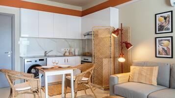 Apartamento, 1 cama de casal e sofá-cama, cozinha, vista para a cidade | Opções para refeição no quarto