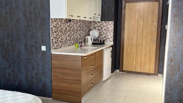 Frigobar, cooktop, talheres/pratos/utensílios de cozinha