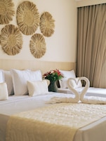 Quarto casal standard, sacada, vista para a piscina | Wi-Fi de cortesia