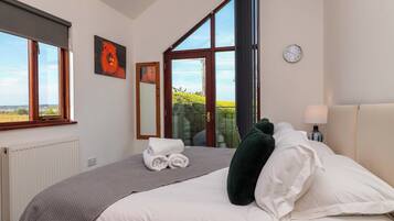 5 quartos, com decoração personalizada, com mobília individualizada