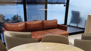 Uma mesa redonda de mármore com quatro cadeiras em um ambiente moderno.