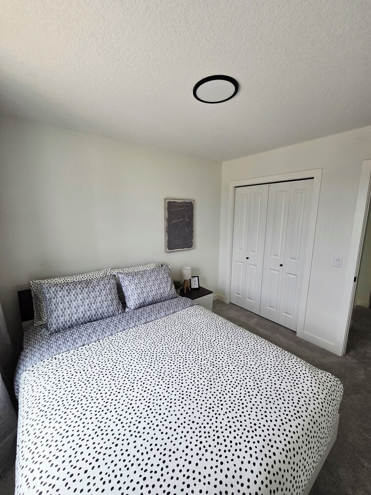 Perfect Calgary Getaway - Bnew 3BR House in Northwest - Calgary | Vrbo