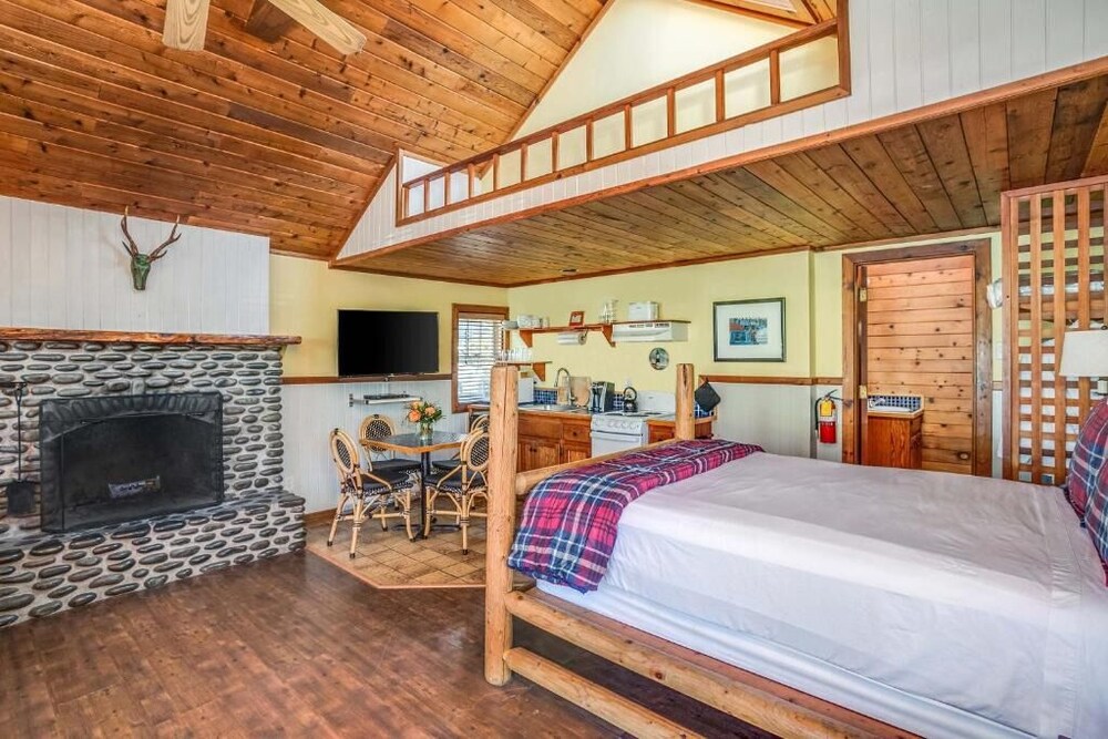 Hearthstone Inn - Lewis Queen Room at Cannon Beach Hotel Collection ...
