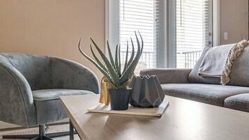 Apartamento, 1 quarto | Sala de estar | Smart TV de 50 polegadas com canais digitais