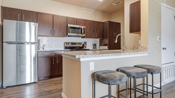 Apartamento, 1 quarto | Cozinha privada | Uma cafeteira/bule, um frigorífico, um micro-ondas, um forno