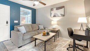 Apartamento, 2 quartos | Sala de estar | Smart TV de 50 polegadas com canais digitais 