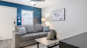 Apartamento, 1 quarto | Sala de estar | Smart TV de 50 polegadas com canais digitais 