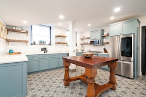 Casa (3 Bedrooms) | Cozinha privada | Um micro-ondas, um forno, uma placa de cozinha