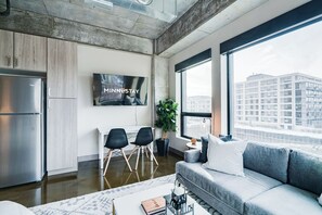 Apartamento (0 Bedroom) | Sala de estar | TV