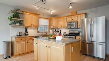 Casa (5 Bedrooms) | Cozinha privada | Micro-ondas, fogão, cooktop, lava-louças