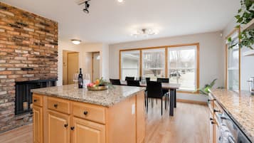 Casa (5 Bedrooms) | Cozinha privada | Micro-ondas, fogão, cooktop, lava-louças