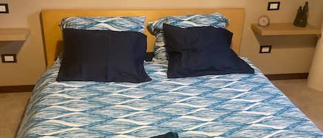 Quarto Quádruplo Familiar, pátio, vista para o jardim | Cofre no quarto, Wi-fi grátis