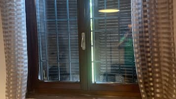 Quarto Quádruplo Familiar, pátio, vista para o jardim | Cofre no quarto, Wi-fi grátis