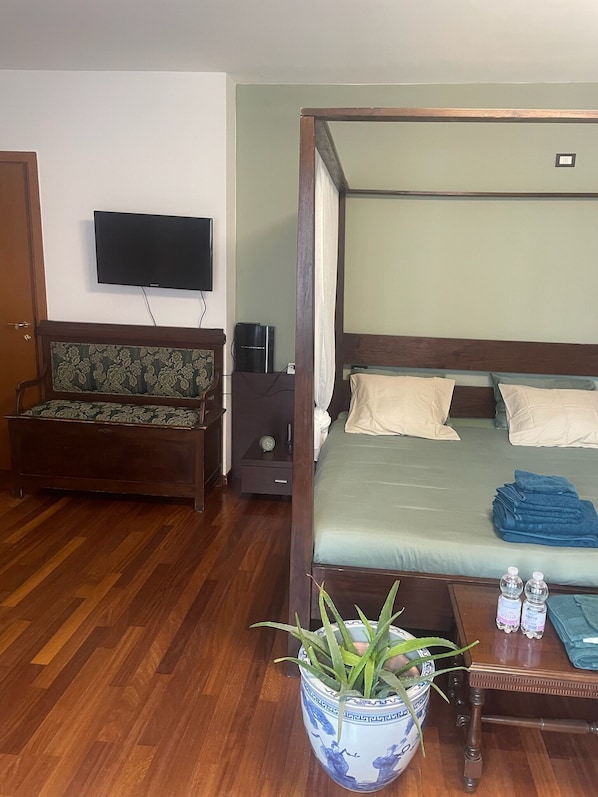 Quarto Duplo Deluxe, pátio, vista para o jardim | Cofre no quarto, Wi-fi grátis