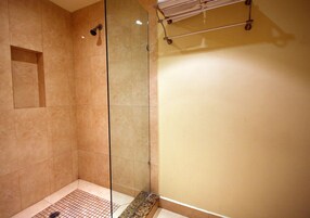 Quarto Deluxe | Casa de banho | Um polibã, um chuveiro fixo, artigos de higiene pessoal grátis