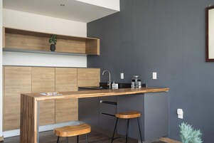 Minifrigorífico, um micro-ondas, uma placa de cozinha 