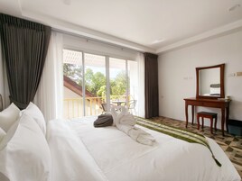 Quarto Duplo Deluxe, varanda, Vista para a cidade | Roupa de alta qualidade, edredões de penas, secretária