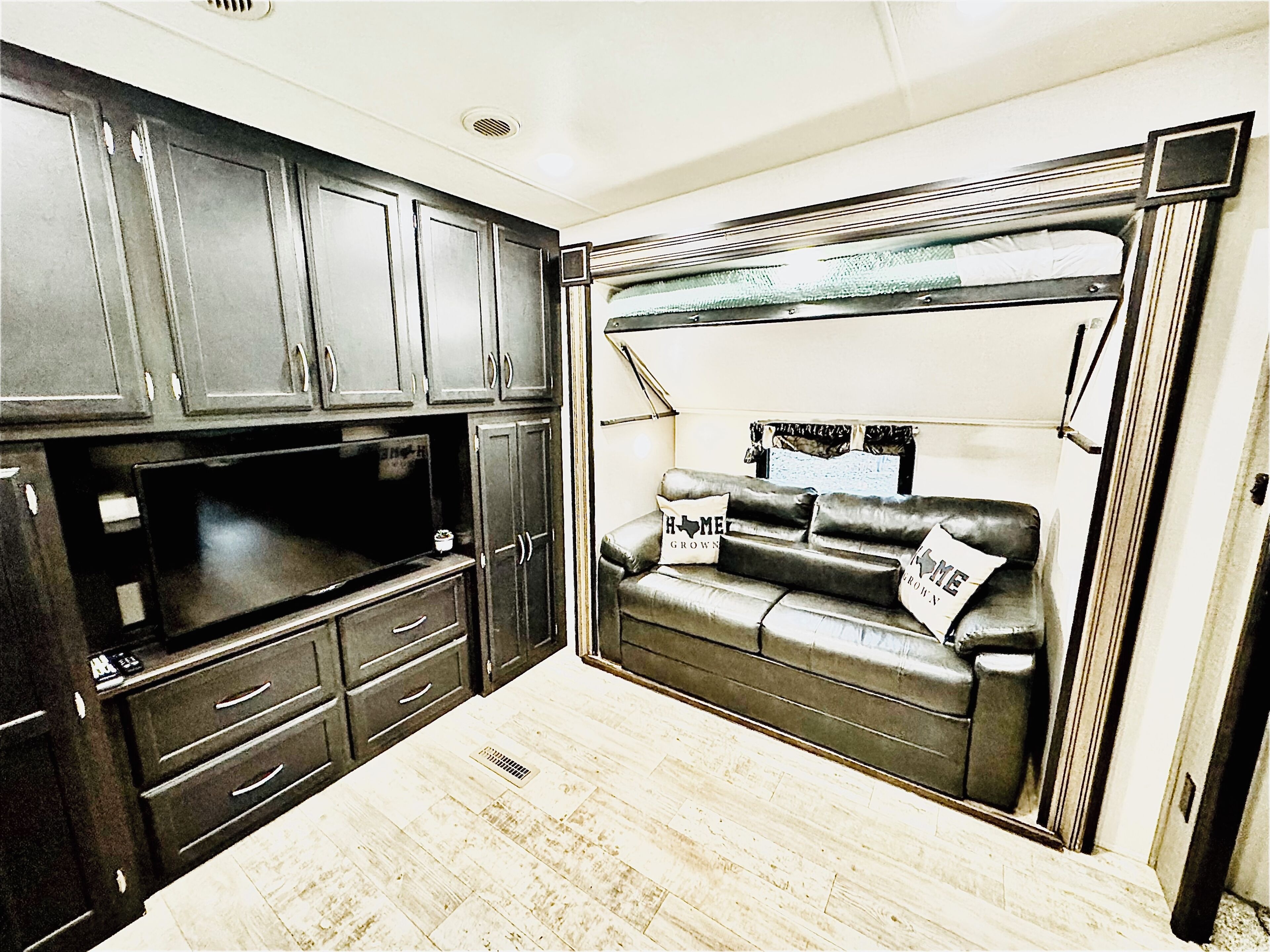 Cozy And Serene Rv In Broken Bow.  Pet Friendly, Wifi, 2 Bedroom, Fireplace. - Broken Bow, OK