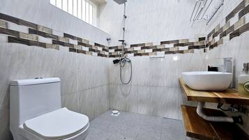 Dormitório Partilhado | Casa de banho | Um polibã, artigos de higiene pessoal grátis, toalhas fornecidas, sabão