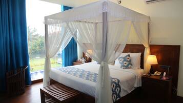 Suite de Luxo, varanda, vista para o oceano | Cofre no quarto, cortinas/cortinados opacos, ferro/tábua de engomar