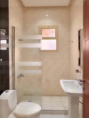 Um polibã e uma banheira separados, artigos de higiene pessoal grátis