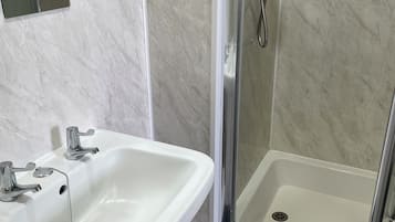 Quarto Triplo | Casa de banho | Um polibã, artigos de higiene pessoal grátis, papel higiénico