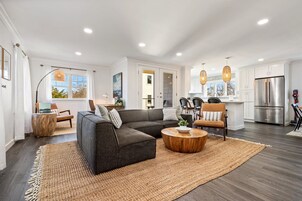 Casa, várias camas, pátio, vista para o jardim (Ocean Ridge) | Sala de estar | Televisor de ecrã plano de 42 polegadas com canais digitais