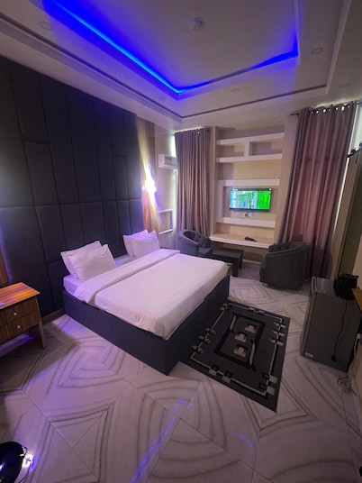 DE ROSS HOTEL & SUITES