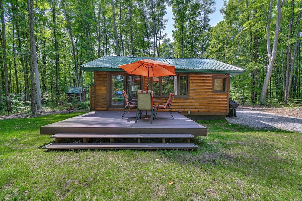 Cabin 600' To Manistee Lake Private Shared Access - Michigan