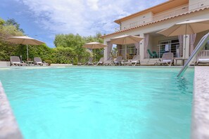 Piscina exterior sazonal 