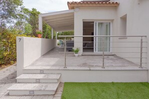 Quarto Quádruplo Comfort, vista para a piscina | Terraço/pátio interior