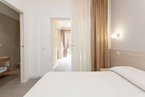 Quarto Triplo Comfort, vista para o pátio | Secretária, Wi-fi grátis 