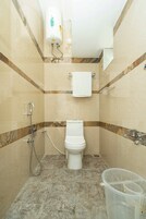 Um polibã, um chuveiro fixo, artigos de higiene pessoal grátis 