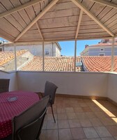 Quarto triplo clássico, vista para o pátio | Terraço/pátio