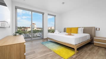 Condo luxo | Cofres nos quartos, espaço de trabalho para notebook, Wi-Fi de cortesia