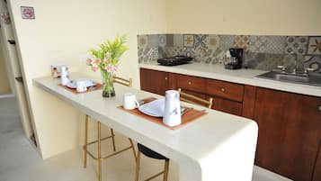 Suite-Estúdio Deluxe | Cozinha privada | Um frigorífico no espaço comum, Rolo de cozinha