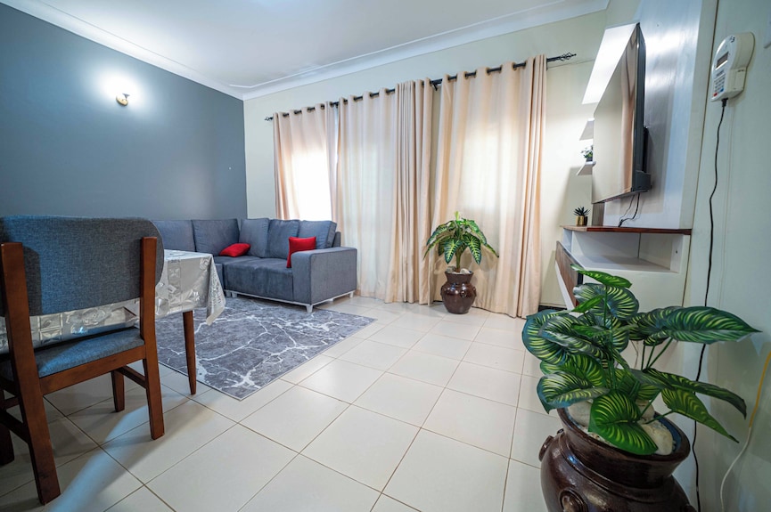 Modern Cozy Apartment In Kampala- Wifi, Netflix, Full Kitchen, Hot Showers. - Kampala