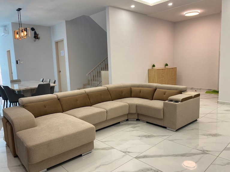 Spacious 4-bedroom 5 Full Bath Semi-d Hillside House With Beds For 16pax - Seremban