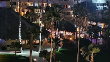 Fachada da propriedade à noite