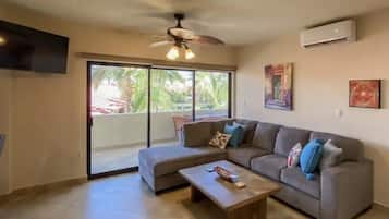 Condo luxo, vista para o pátio | Área de estar