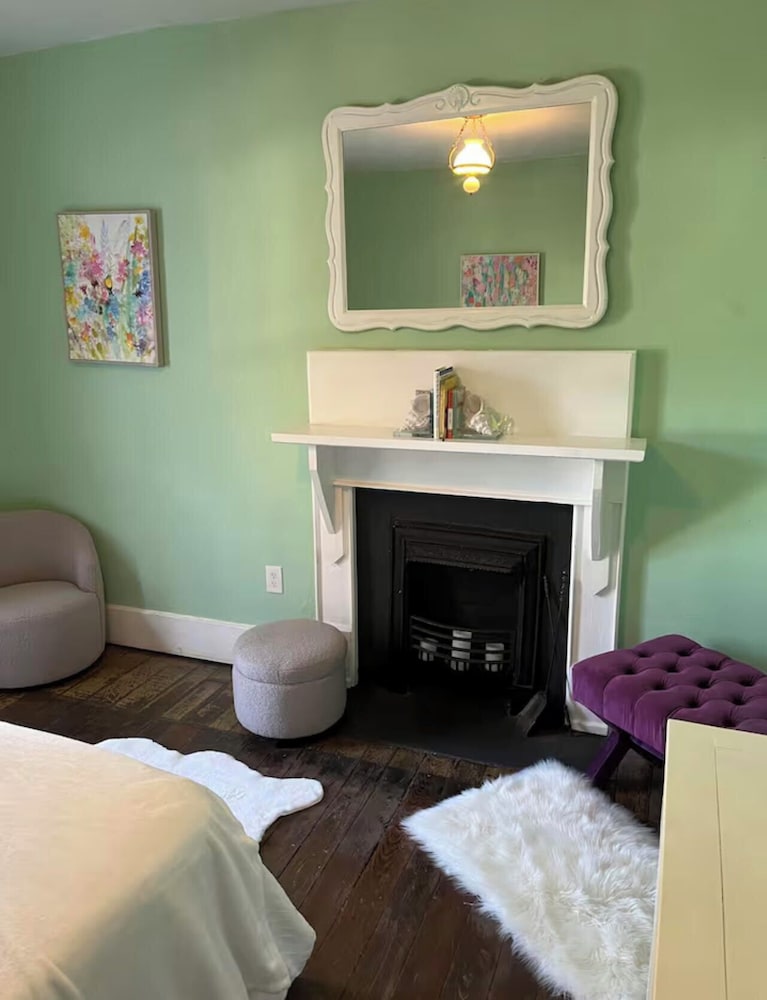 Spacious 5-bedroom pet friendly house with WiFi, AC in charming Oliver ...